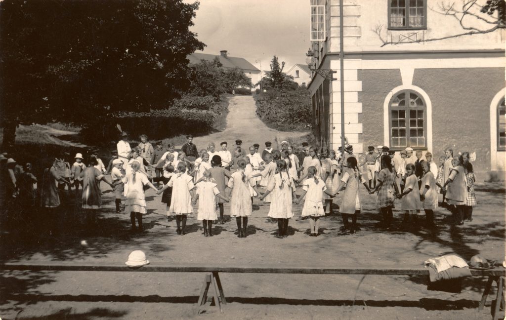 Att gå i skolan - Sveriges Historia Om skolfoton på 1800-talet.