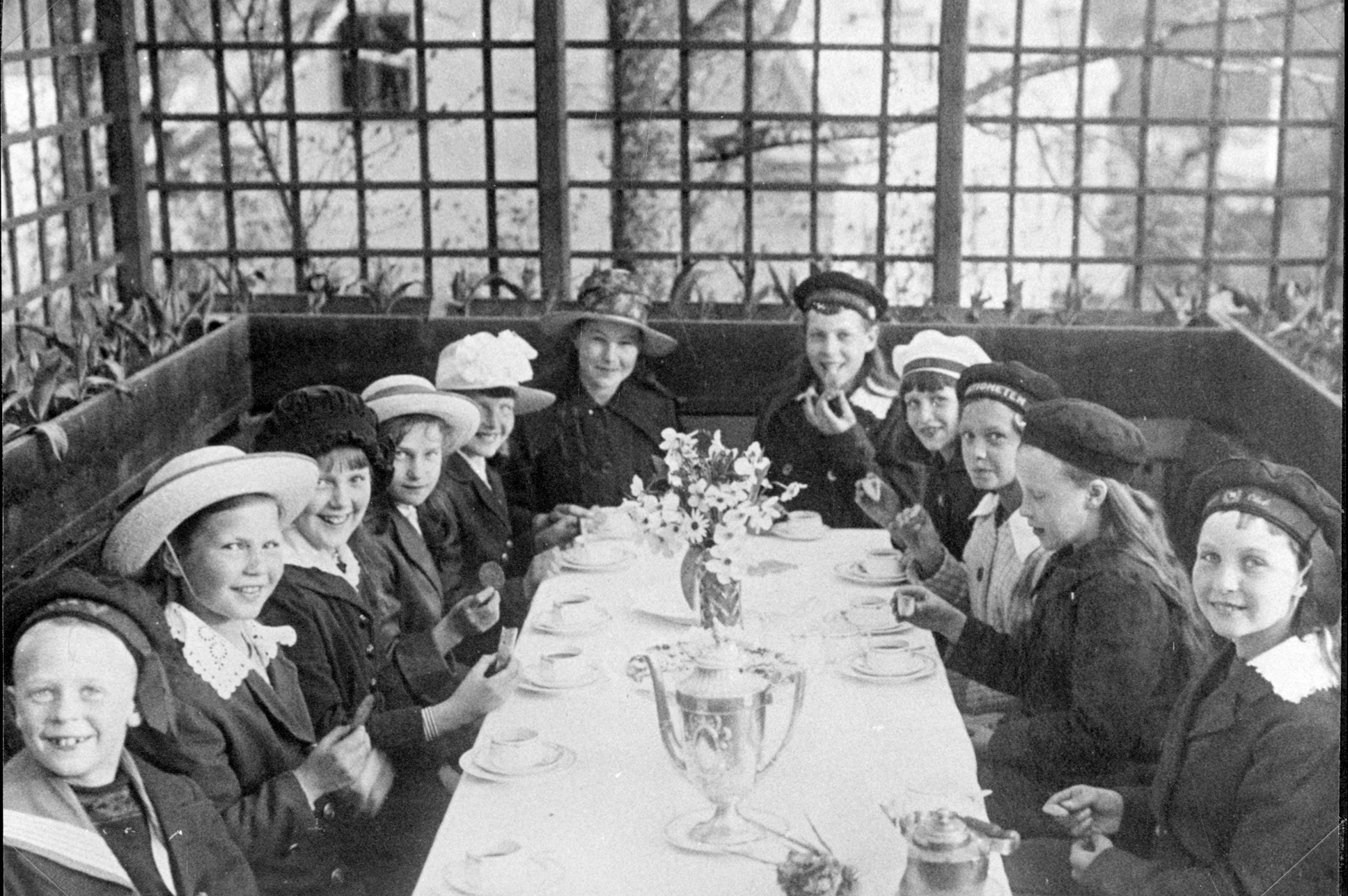 Barnens lediga tid - Sveriges Historia Om barn på 1900-talet.